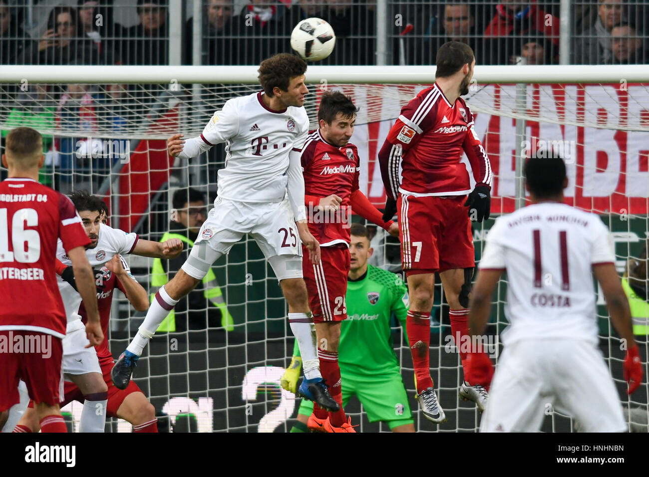 Ingolstadt, Deutschland. 11. Februar 2017. Münchens Thomas Mueller (l-R ...