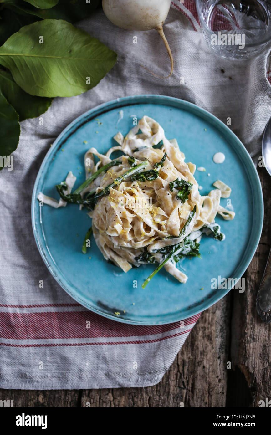 Hausgemachter Kichererbsen-Tagliatelle mit Weiße Rübe Grüns, Sardellen ...