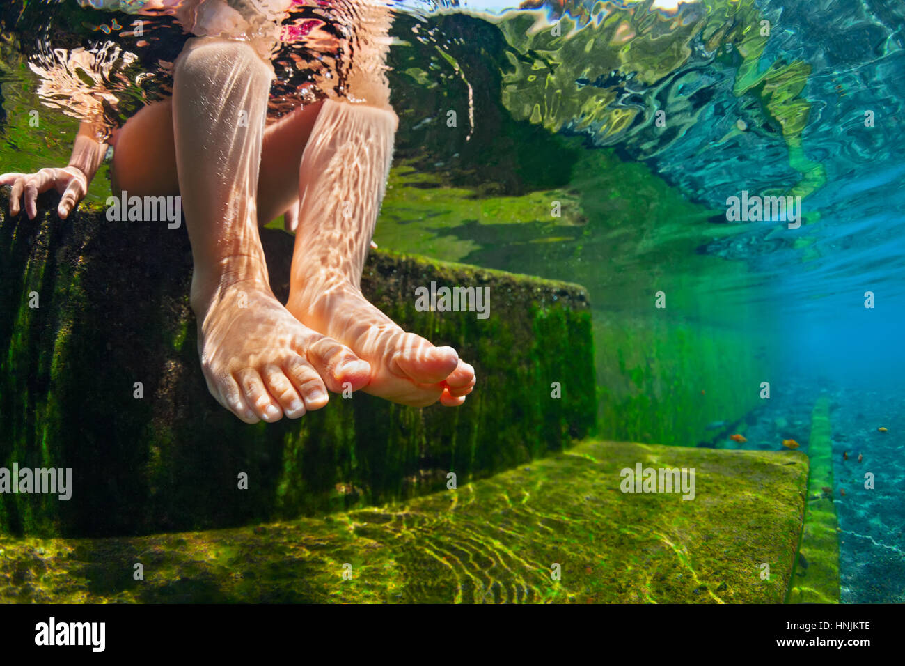 Glücklicher Mensch viel Spaß am Pool-Rand. Lustige unter Wasser Foto ... Glücklicher Mensch viel Spaß am Pool-Rand. Lustige unter Wasser Foto ...