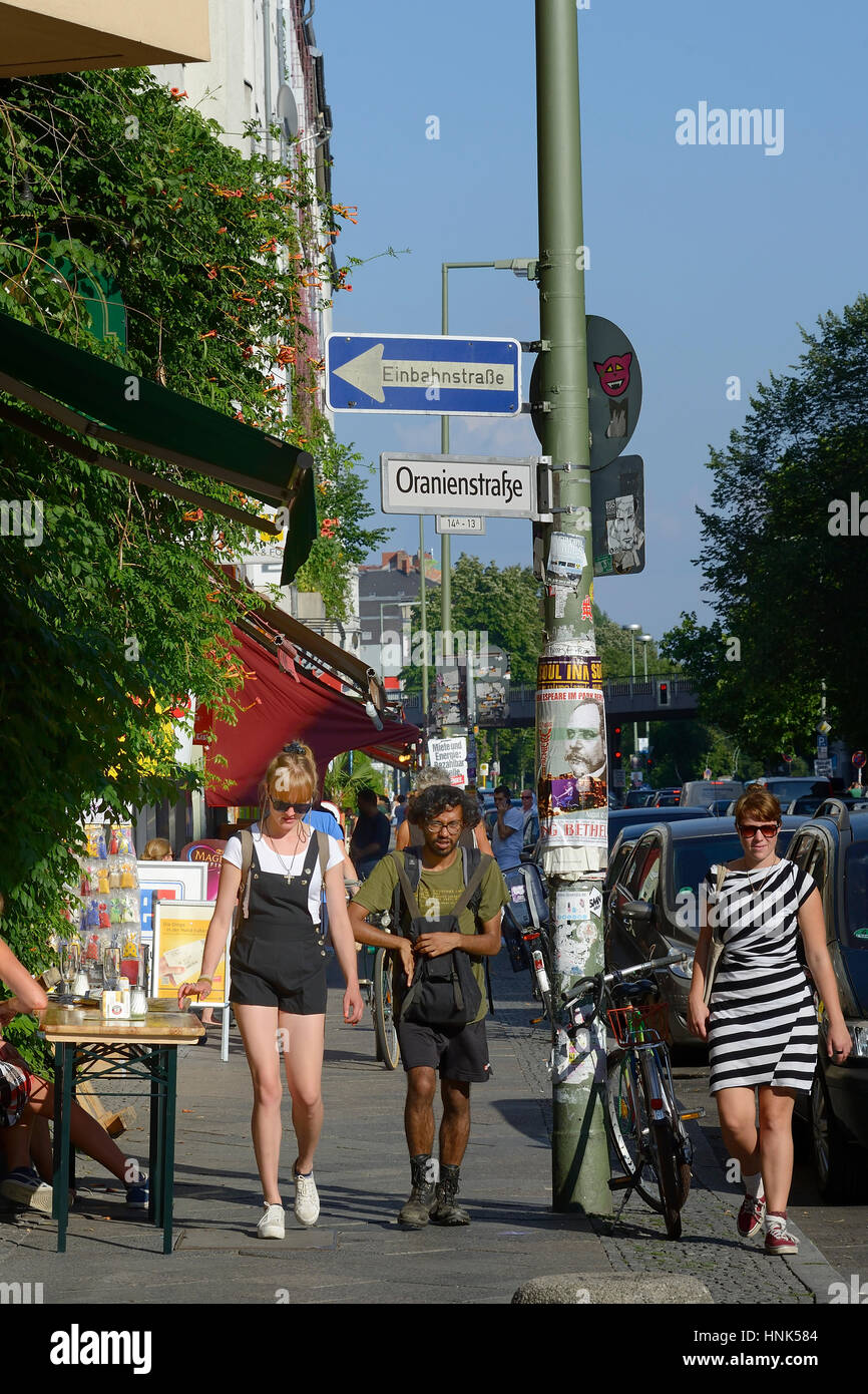 Straßenszene, Streetlife in der Oranienstraße, Flaniermeile Und Eine ...