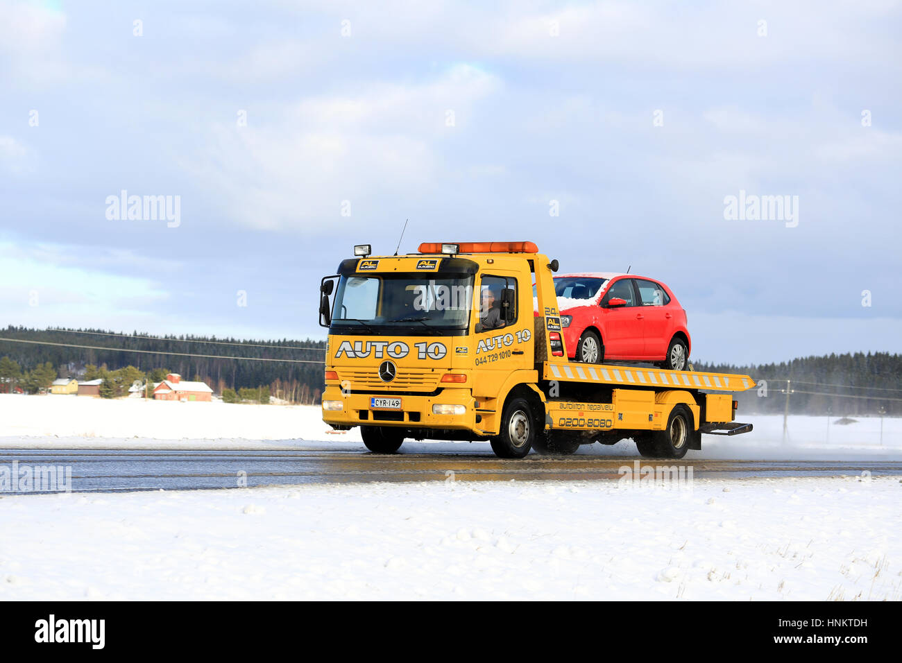 SALO, Finnland - 13. Februar 2016: Gelbe Mercedes-Benz Abschleppwagen ...