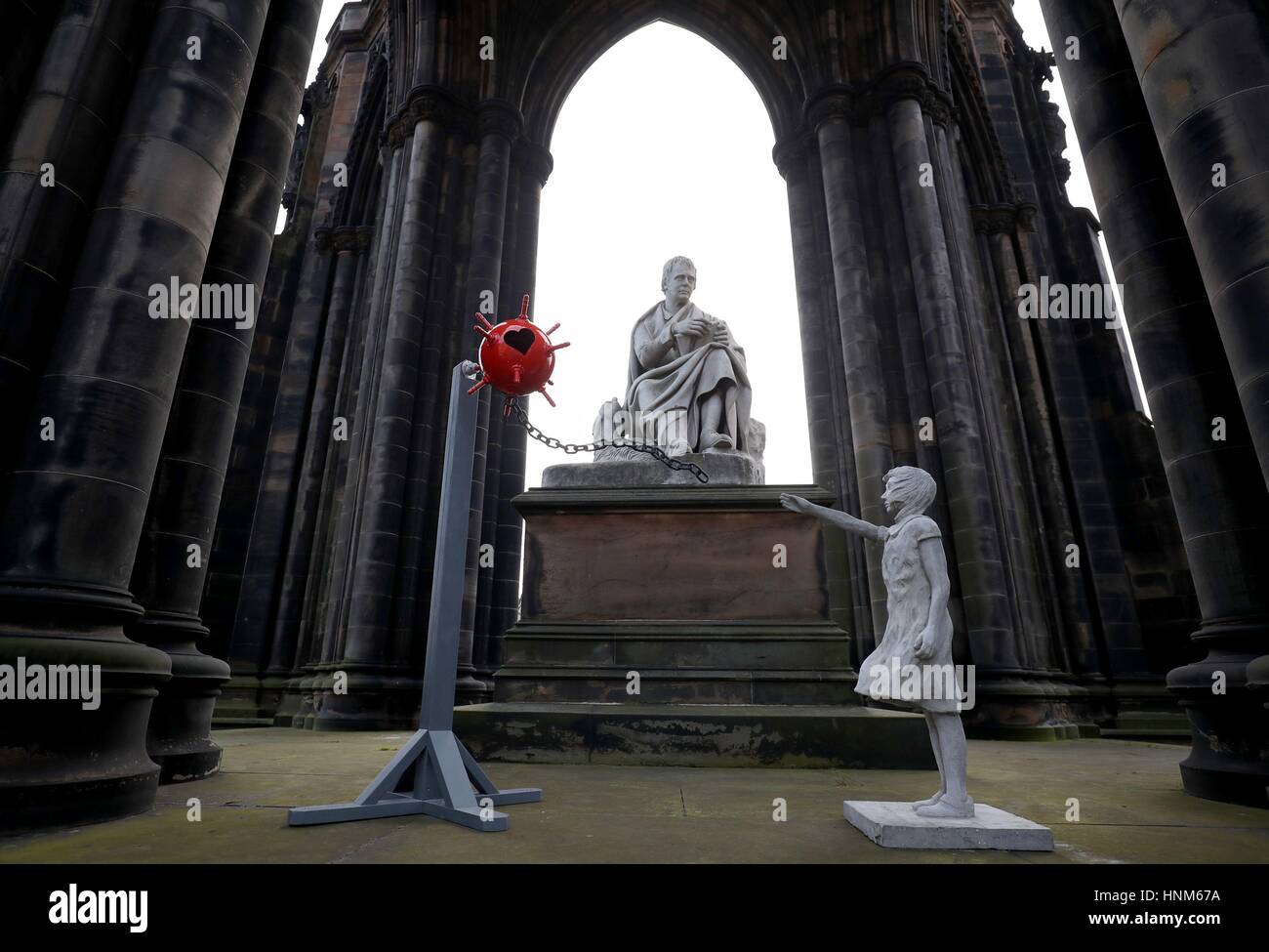 Eine geheimnisvolle Skulptur, die auf das Scott Monument an der Princes ...