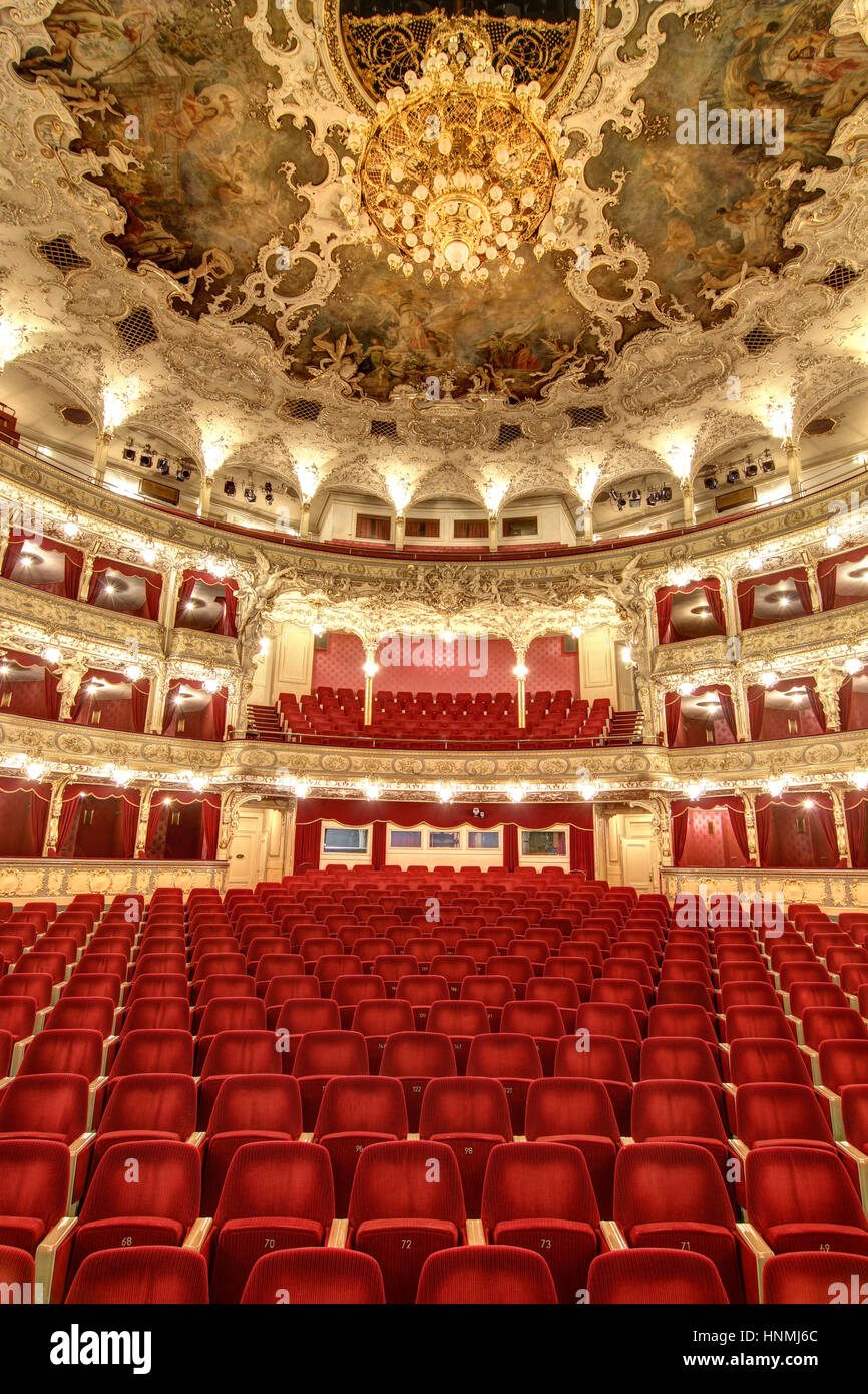 Staatsoper prag -Fotos und -Bildmaterial in hoher Auflösung – Alamy