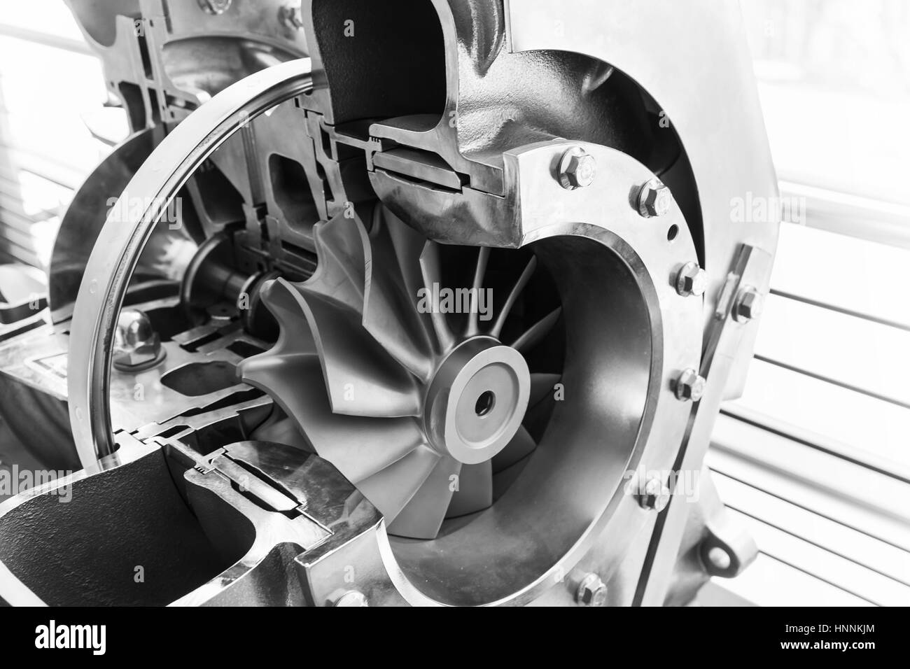 Turbolader-Struktur-Schema mit Querschnitt, schwarz / weiß Foto mit ...