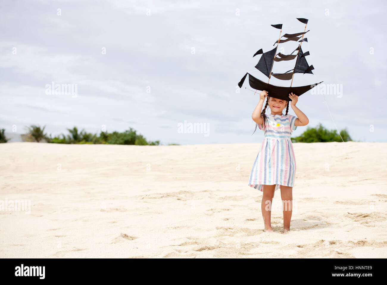 Drachen steigen familie strand -Fotos und -Bildmaterial in hoher ...