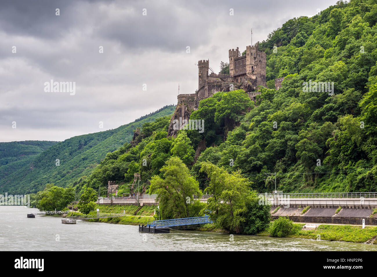 Burg rheinstein frühling -Fotos und -Bildmaterial in hoher Auflösung ...