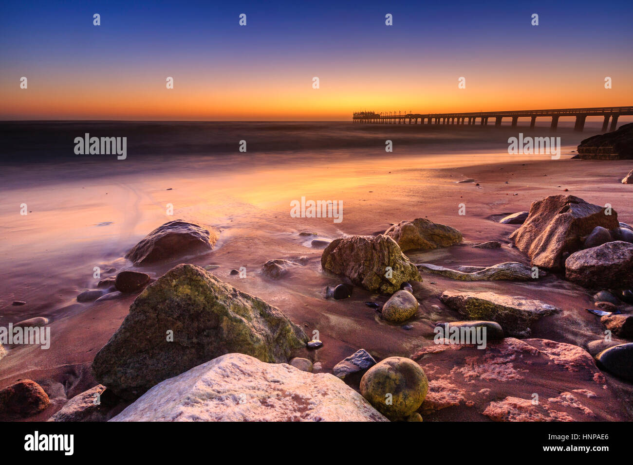 Strand von einem ehemaligen Pier, Mole bei Sonnenuntergang, Atlantik ...