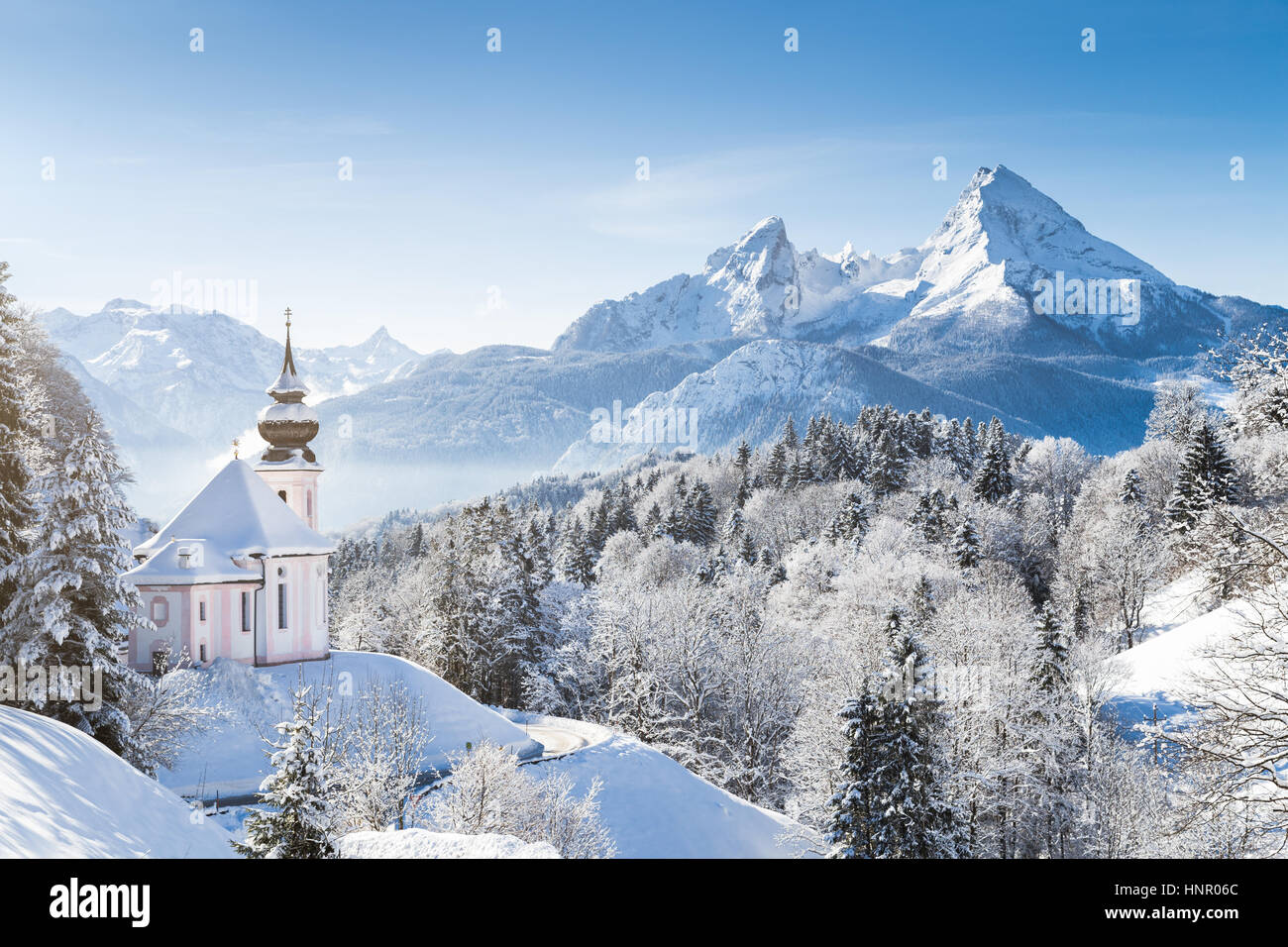Panoramablick auf der schönen Winter Wunderland Bergwelt der Alpen mit ...