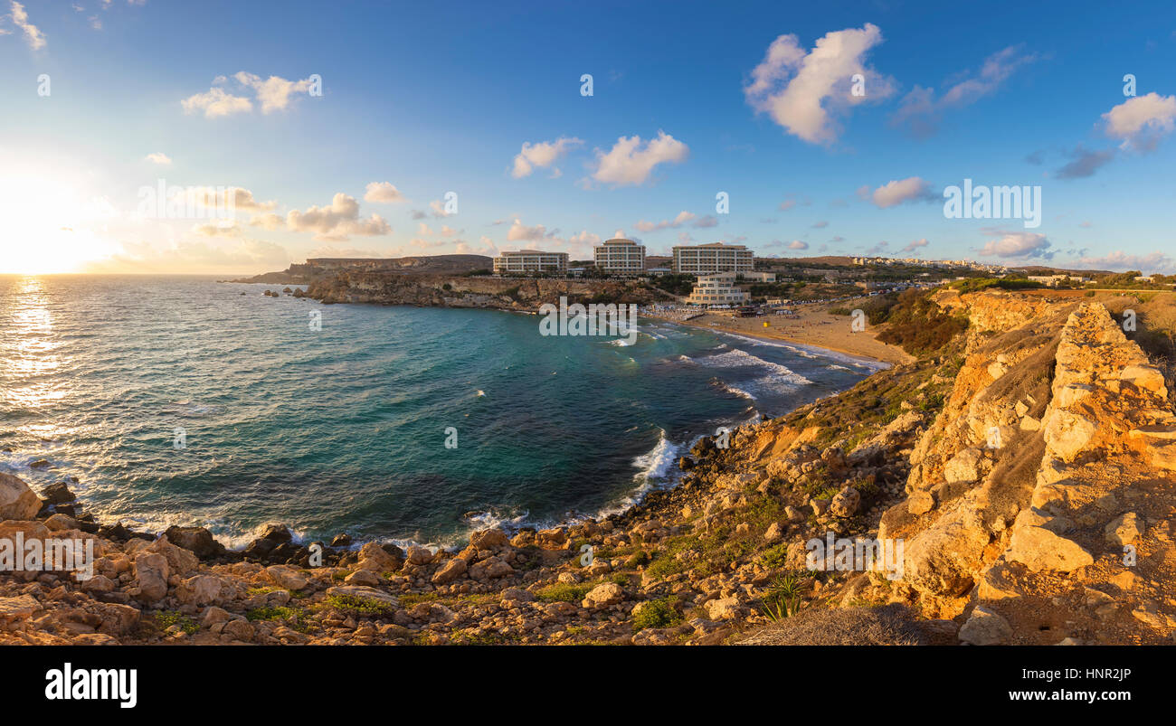 Goldener sand und blaues meer -Fotos und -Bildmaterial in hoher ...