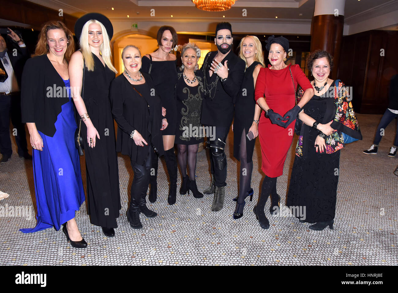 Harald Gloeoeckler feiert 30 Jahre Pompoeoes mit einem Damen-Abendessen ...