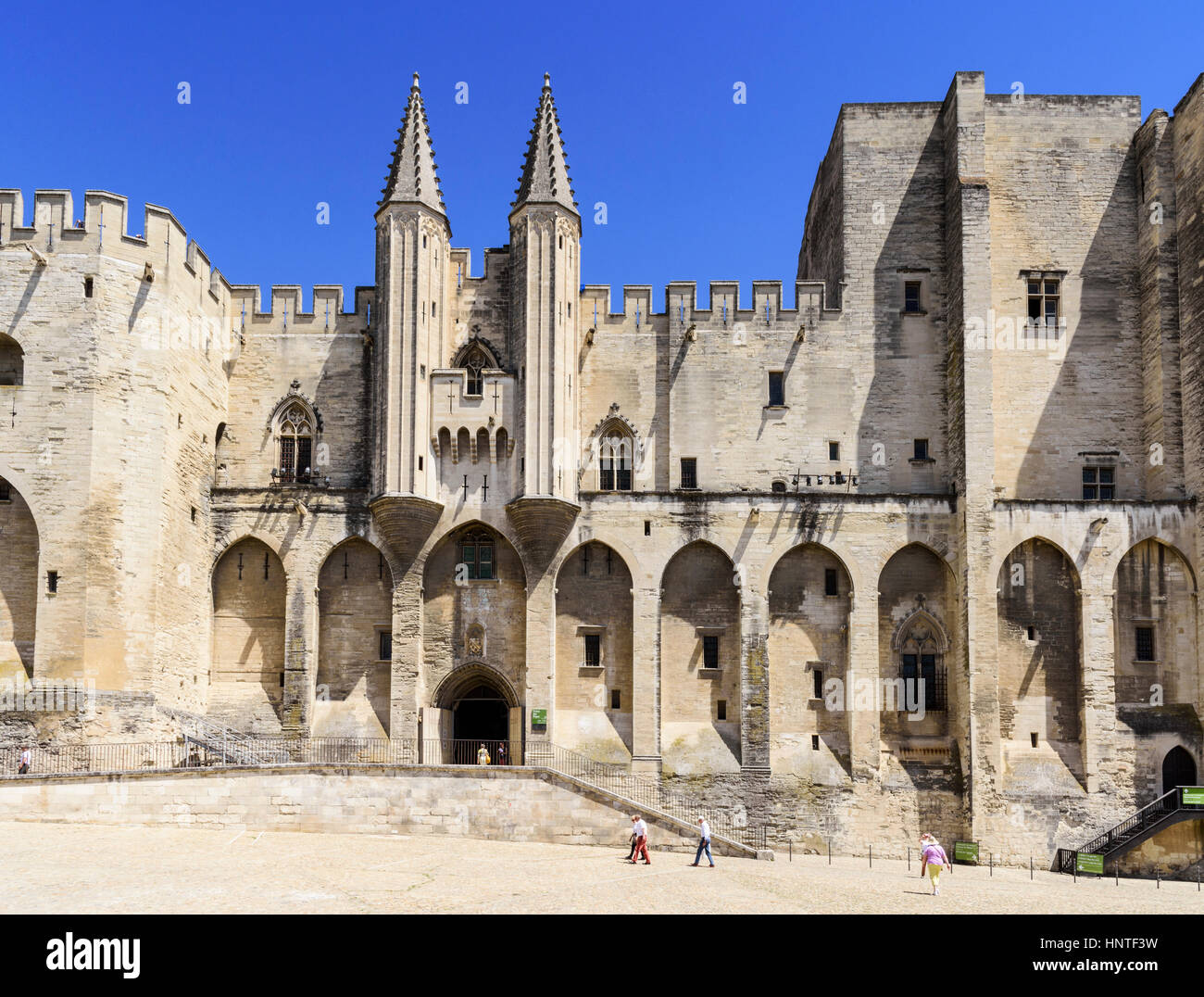 Twin towered facade -Fotos und -Bildmaterial in hoher Auflösung – Alamy