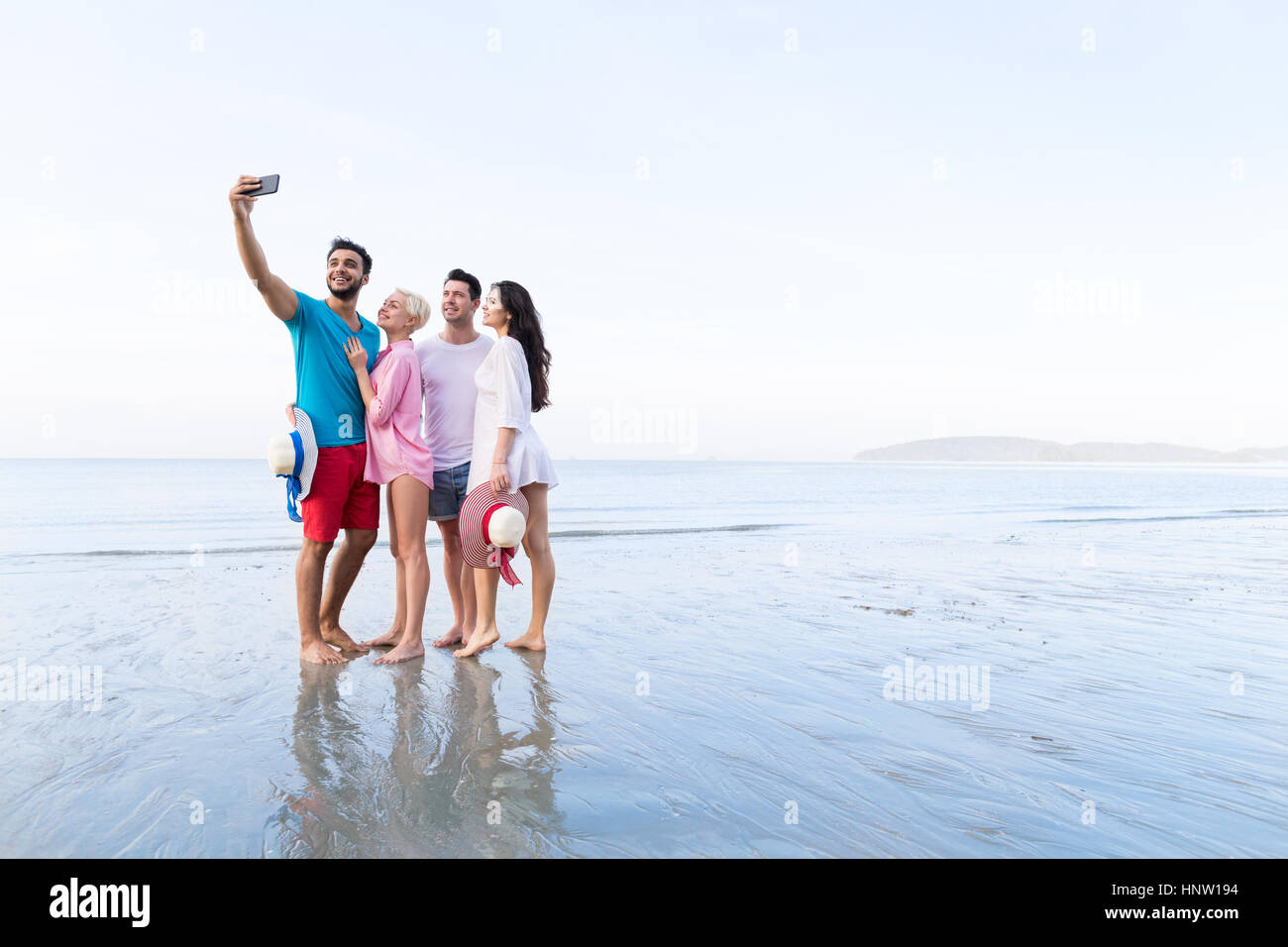Young People Group am Strand fotografieren Selfie auf Zelle Smart Phone ...