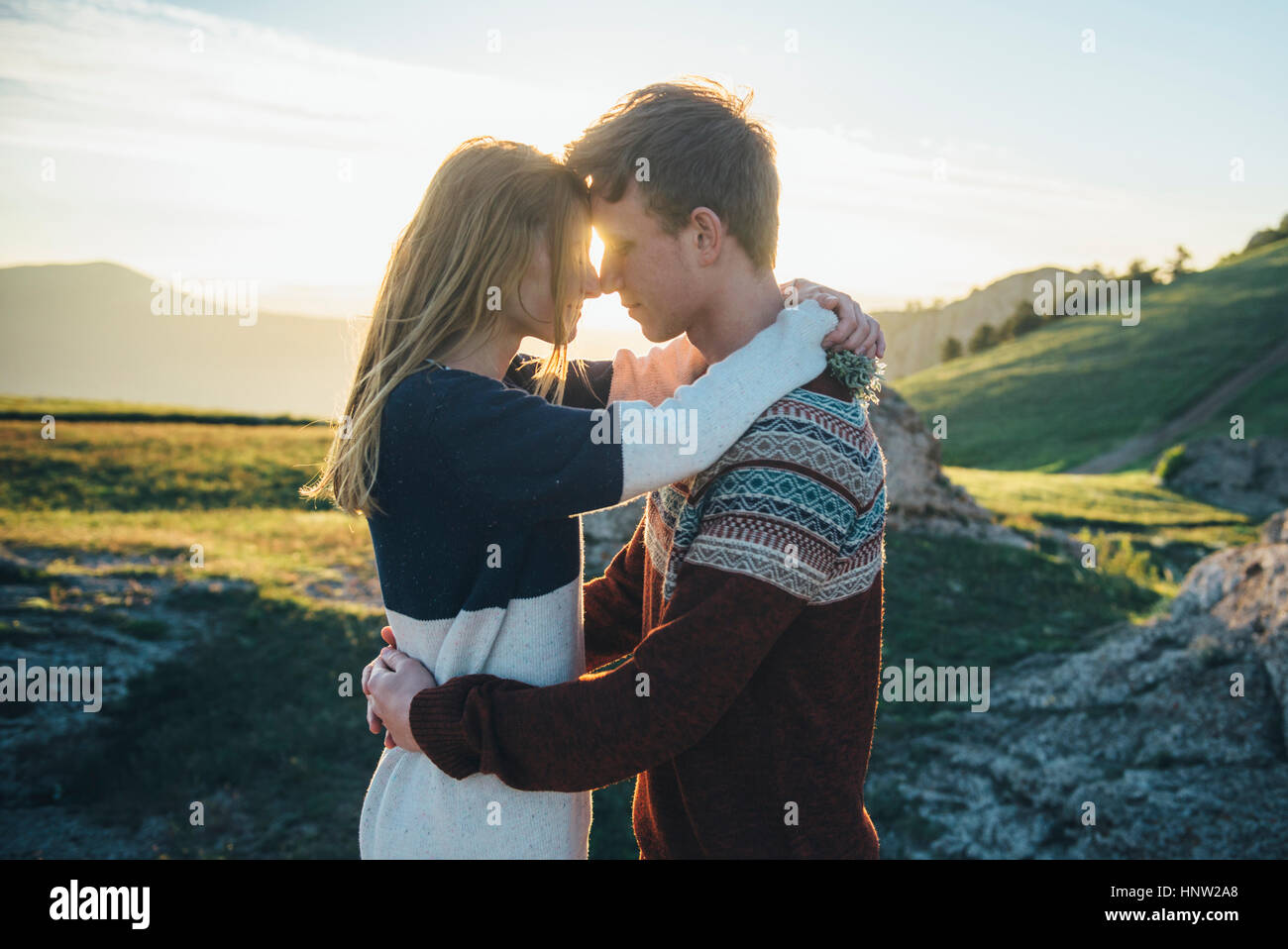 Nasen reiben frauen -Fotos und -Bildmaterial in hoher Auflösung – Alamy