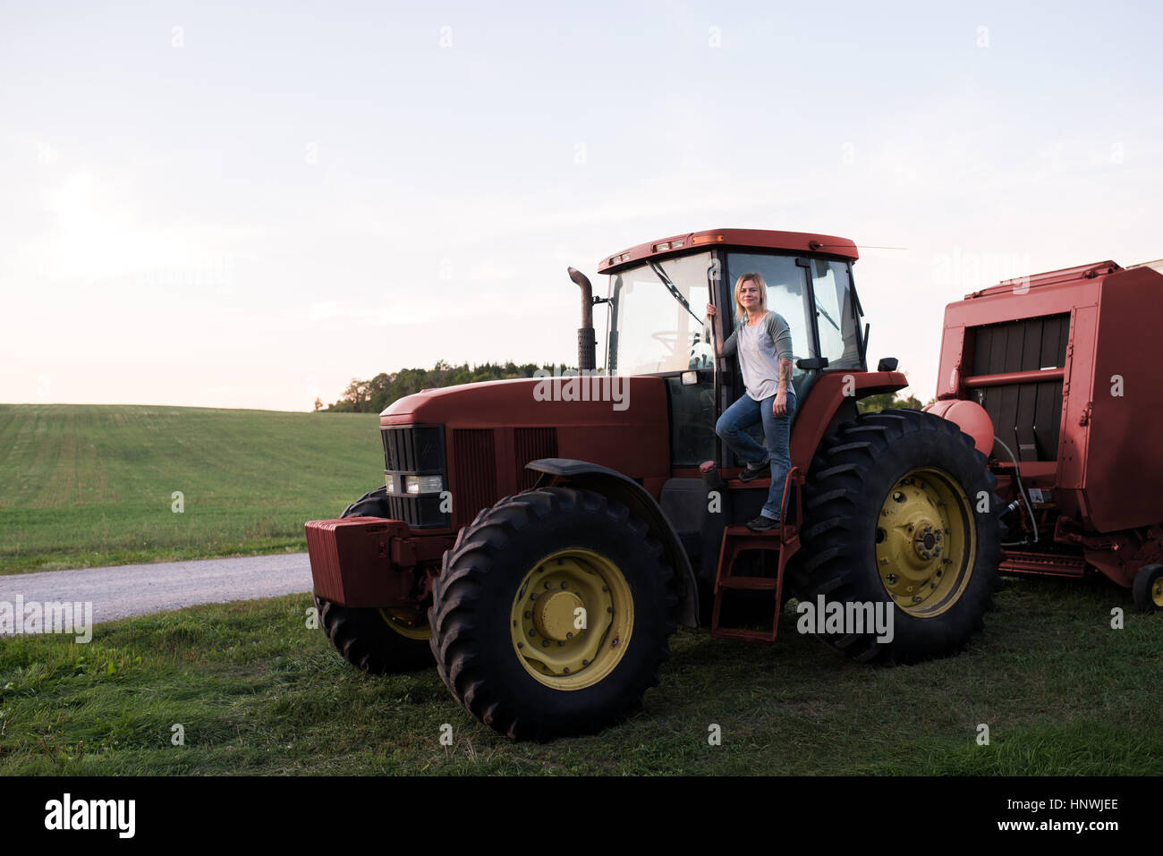 Tractor woman -Fotos und -Bildmaterial in hoher Auflösung – Alamy