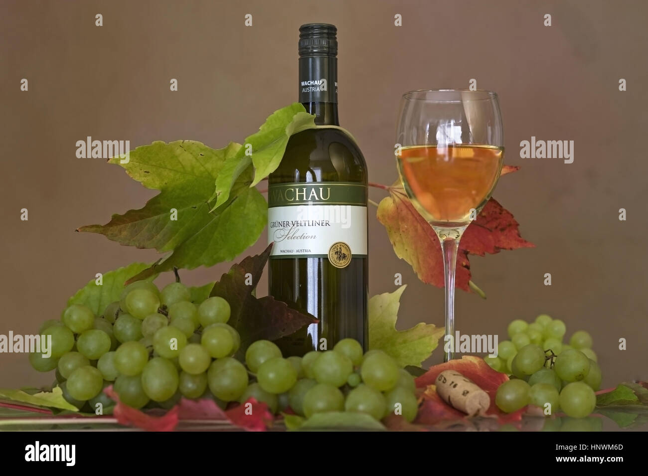 Weisswein, Weinblaetter Und Weintrauben - Wein, Weinlaub und Trauben ...