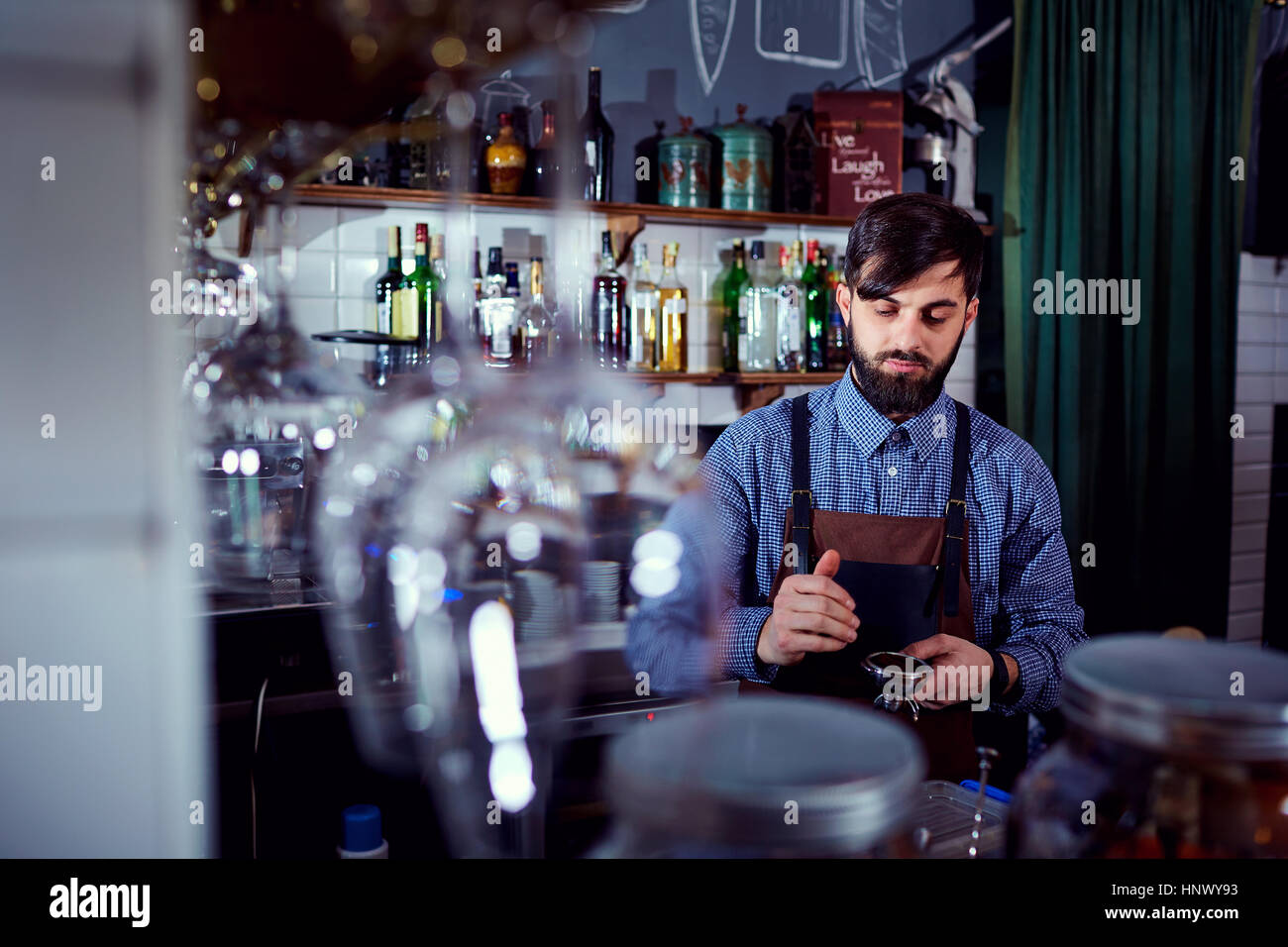 Barista Barkeeper macht Kaffee an der Bar im restaurant Stockfotografie ...