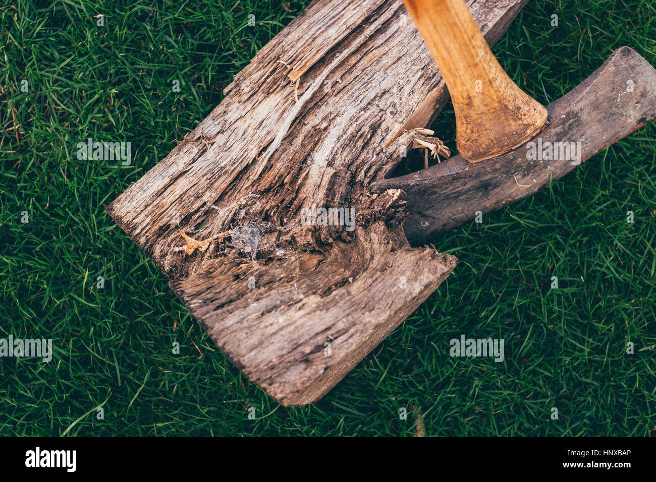 Chopping wood -Fotos und -Bildmaterial in hoher Auflösung – Alamy