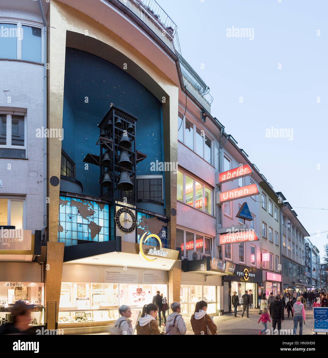 ELBERFELD, Deutschland - 15. Februar 2017: Shopper Spaziergang entlang ...