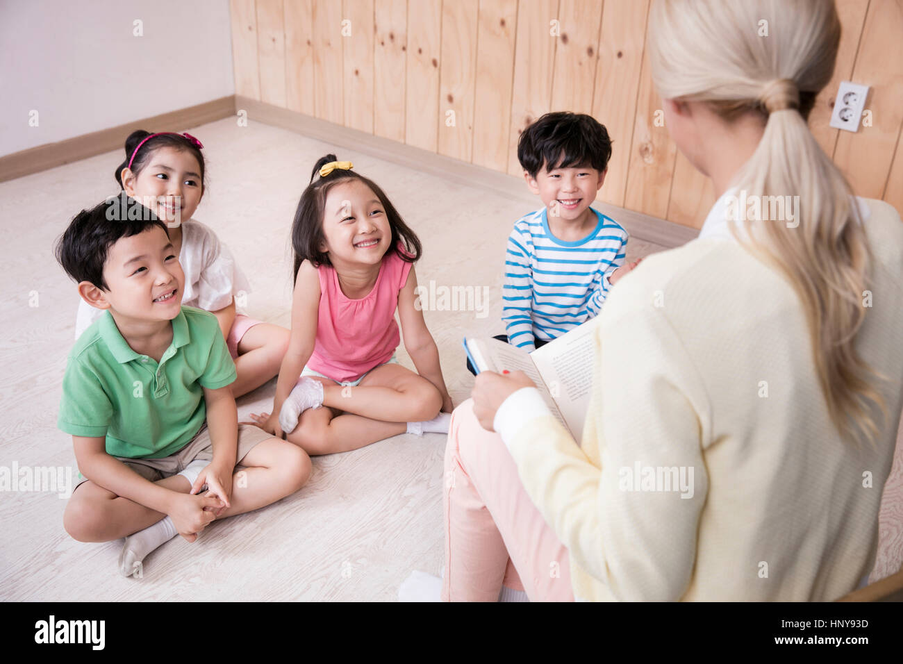 Kindergärtnerin mit kind -Fotos und -Bildmaterial in hoher Auflösung ...