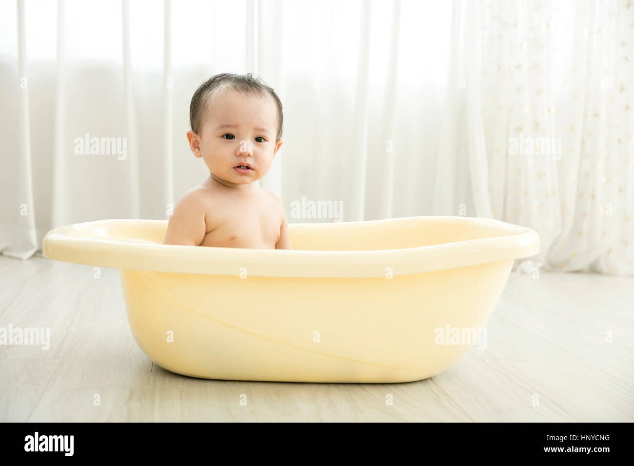 Junge in der badewanne -Fotos und -Bildmaterial in hoher Auflösung – Alamy