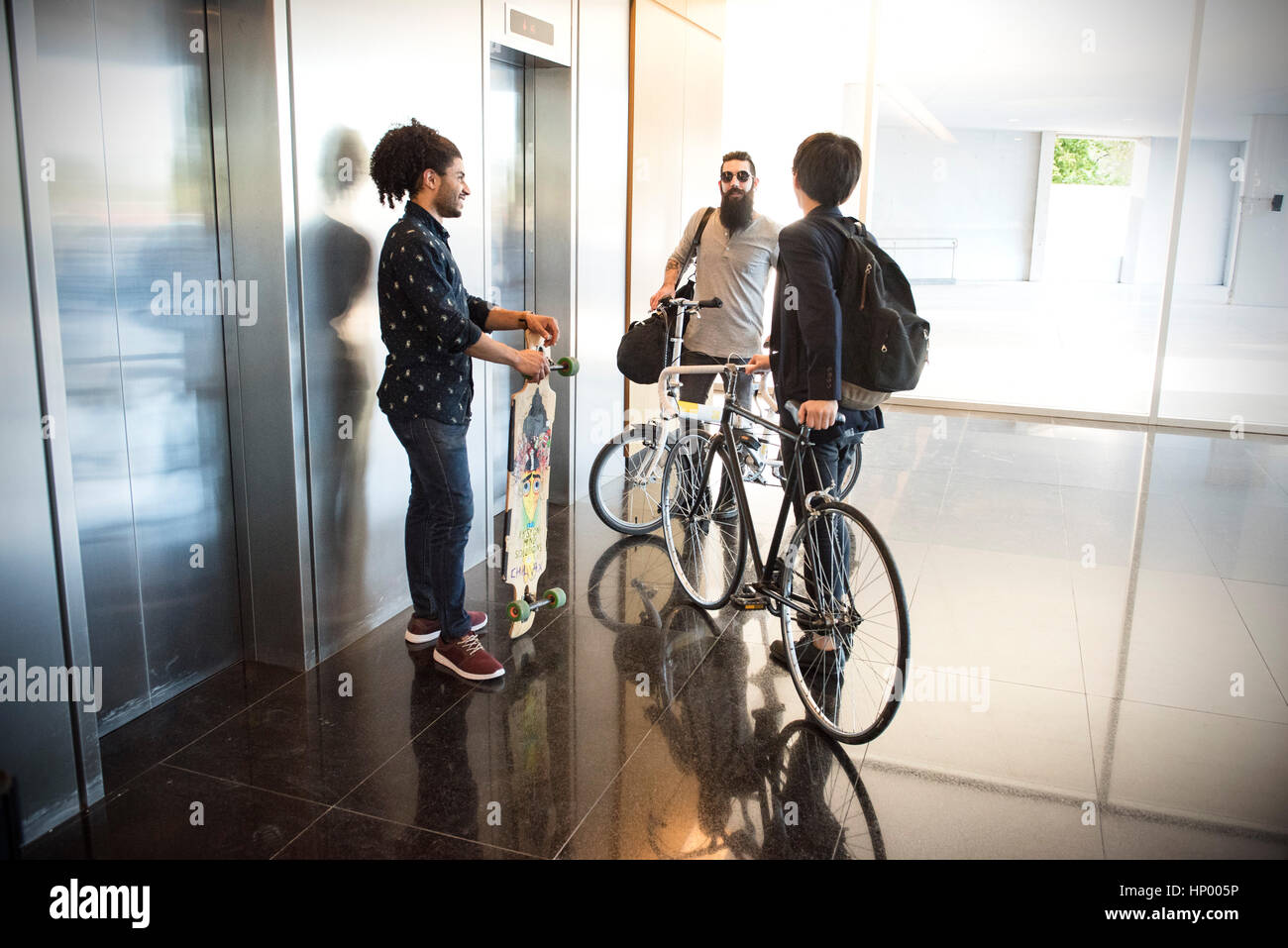 Colleagues chatting -Fotos und -Bildmaterial in hoher Auflösung – Alamy