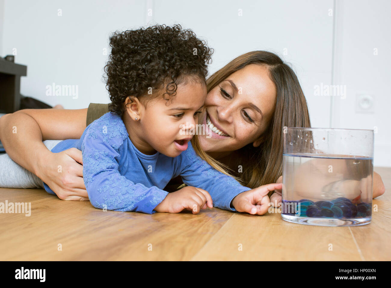 Mutter lernt von tochter -Fotos und -Bildmaterial in hoher Auflösung ...