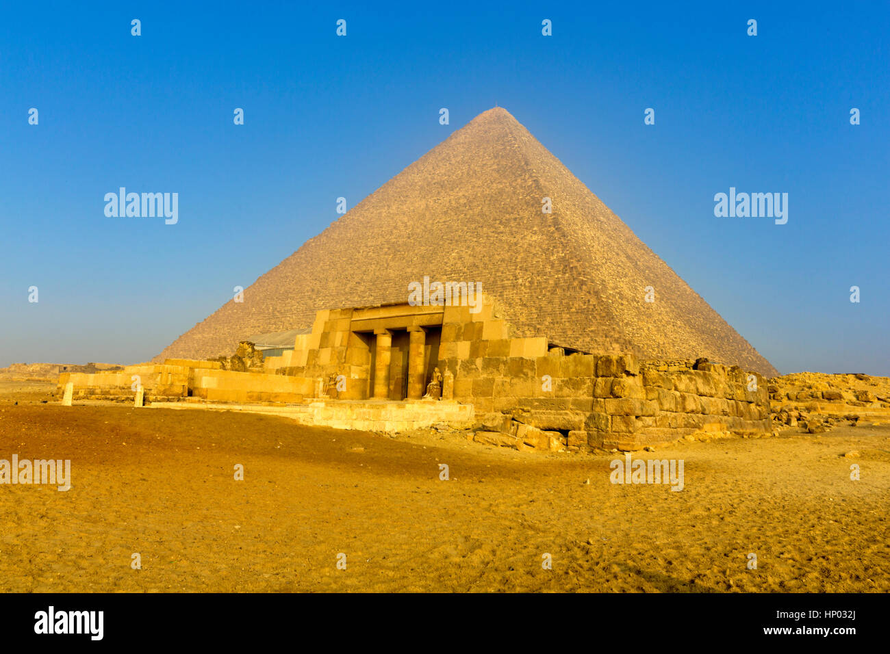 Pyramide architecture -Fotos und -Bildmaterial in hoher Auflösung – Alamy