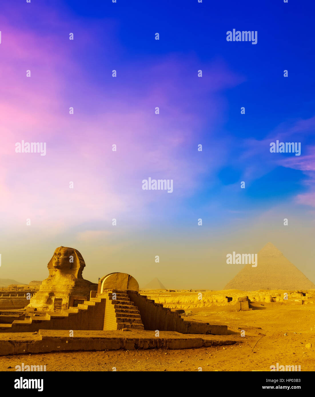 Pyramide architecture -Fotos und -Bildmaterial in hoher Auflösung – Alamy