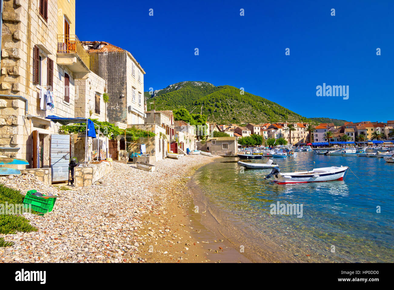 Stadt von Komiiza Strand und alte Architektur, Insel Vis, Kroatien ...