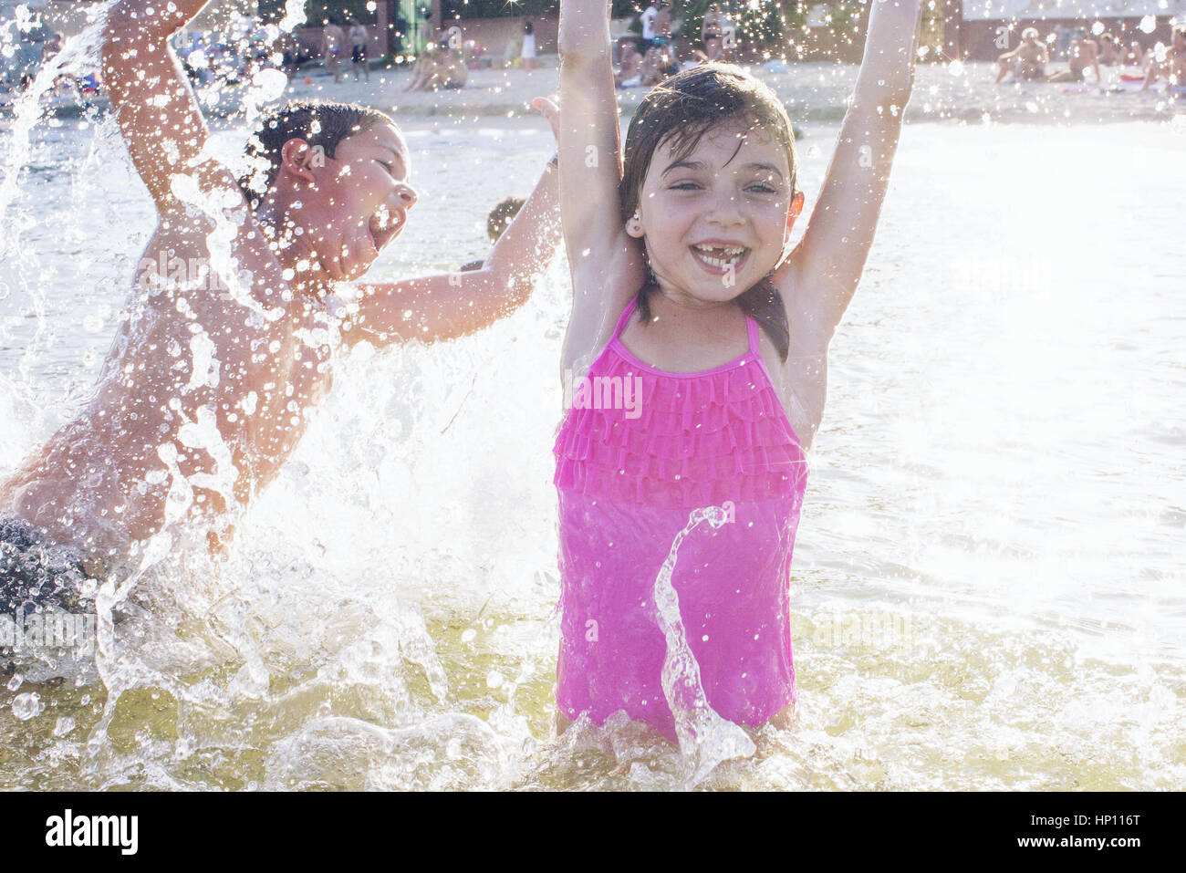 Mädchen waten im wasser am strand -Fotos und -Bildmaterial in hoher ...