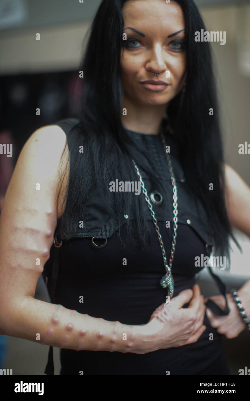 London, UK. 17. Februar 2017. Body piercing Künstler Aneta von Cyborg ...