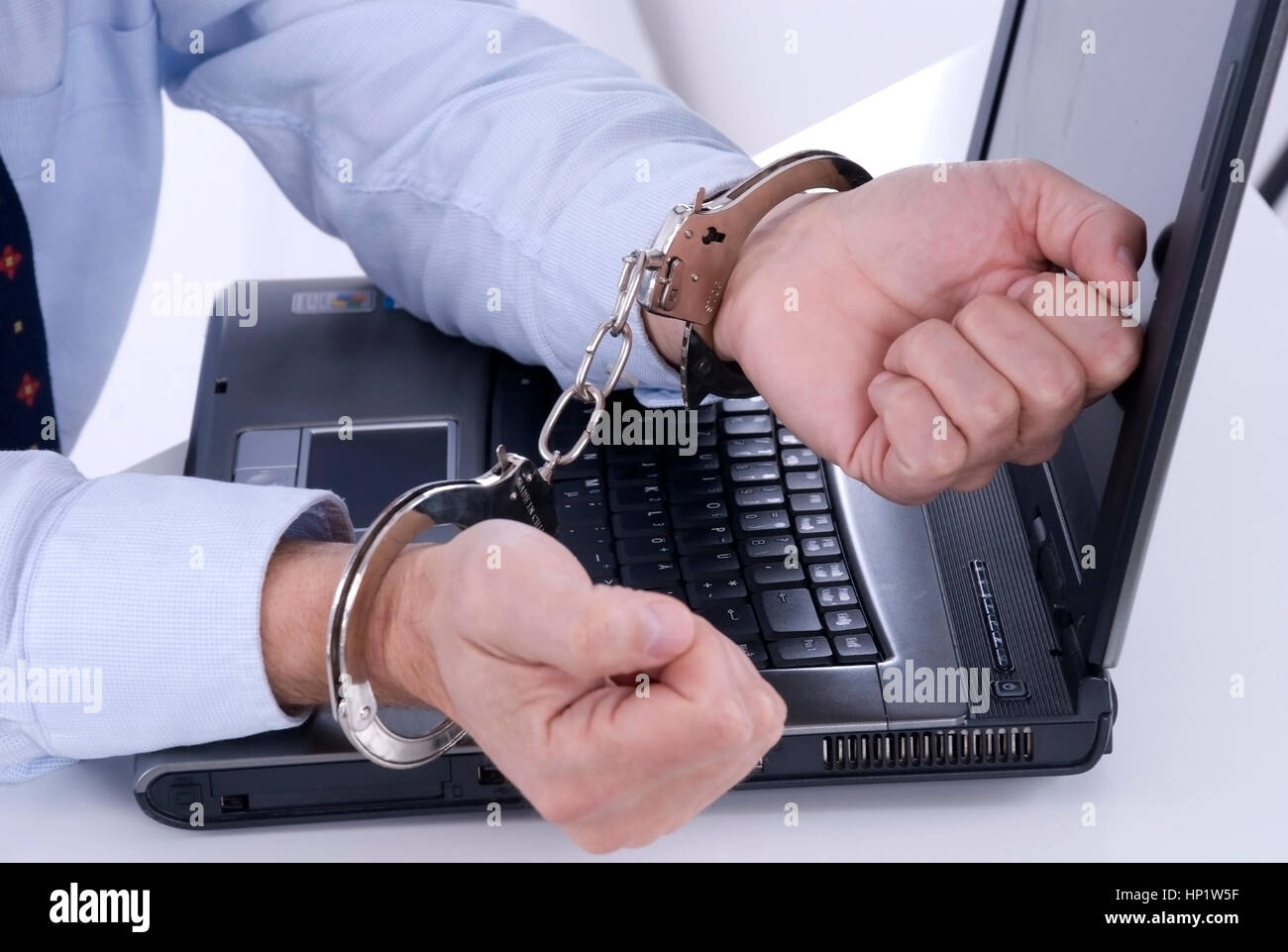 Handschellen anlegen -Fotos und -Bildmaterial in hoher Auflösung – Alamy