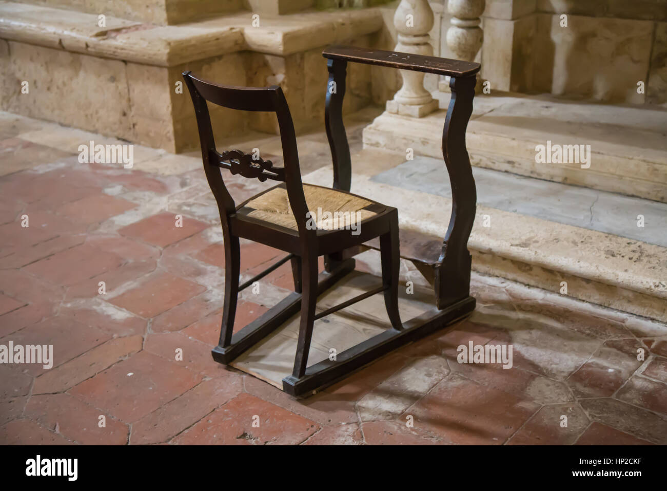 Geistliche knien -Fotos und -Bildmaterial in hoher Auflösung – Alamy