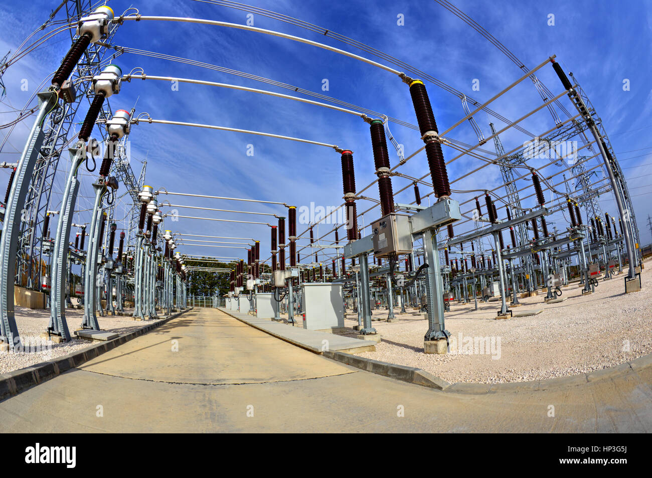 Hochspannungs-Schaltanlage im Umspannwerk in fisheye Perspektive ...