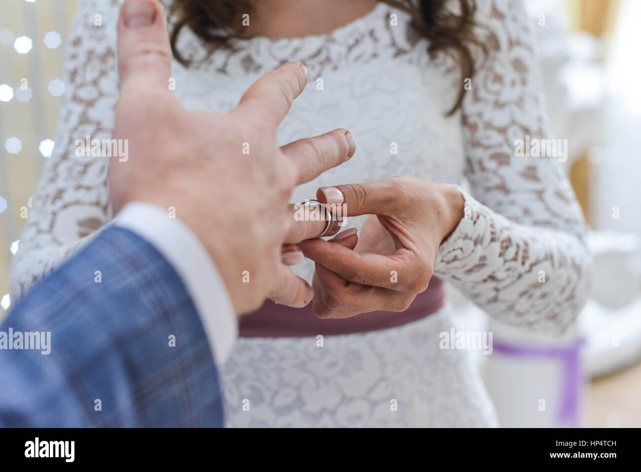 Ehe-Hände mit Ringen. Birde trägt den Ring auf den Finger des ...