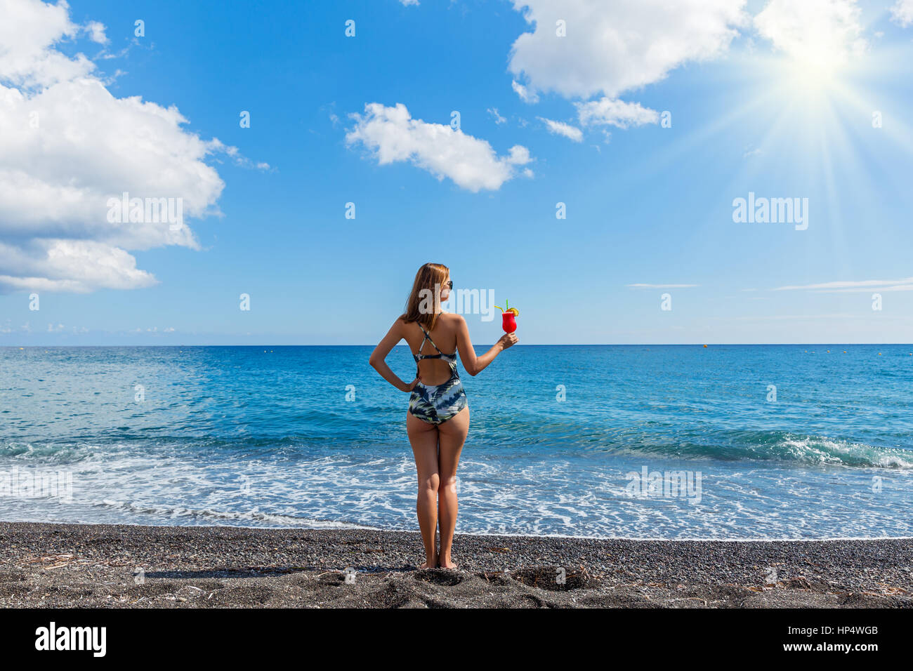 Junge frauen am strand sonnenbaden -Fotos und -Bildmaterial in hoher Auflösung – Alamy