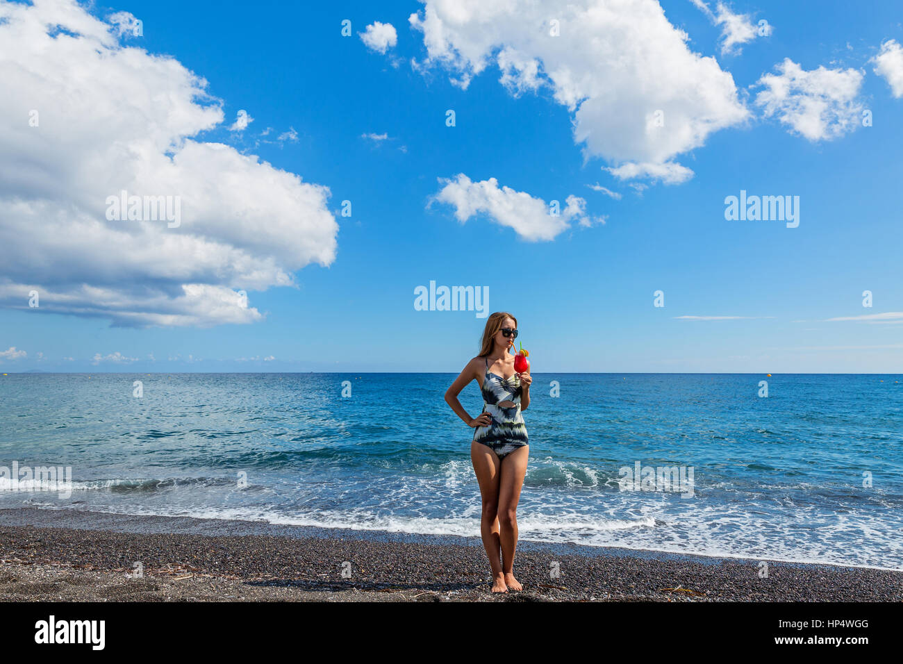 Junge frauen am strand sonnenbaden -Fotos und -Bildmaterial in hoher Auflösung – Alamy