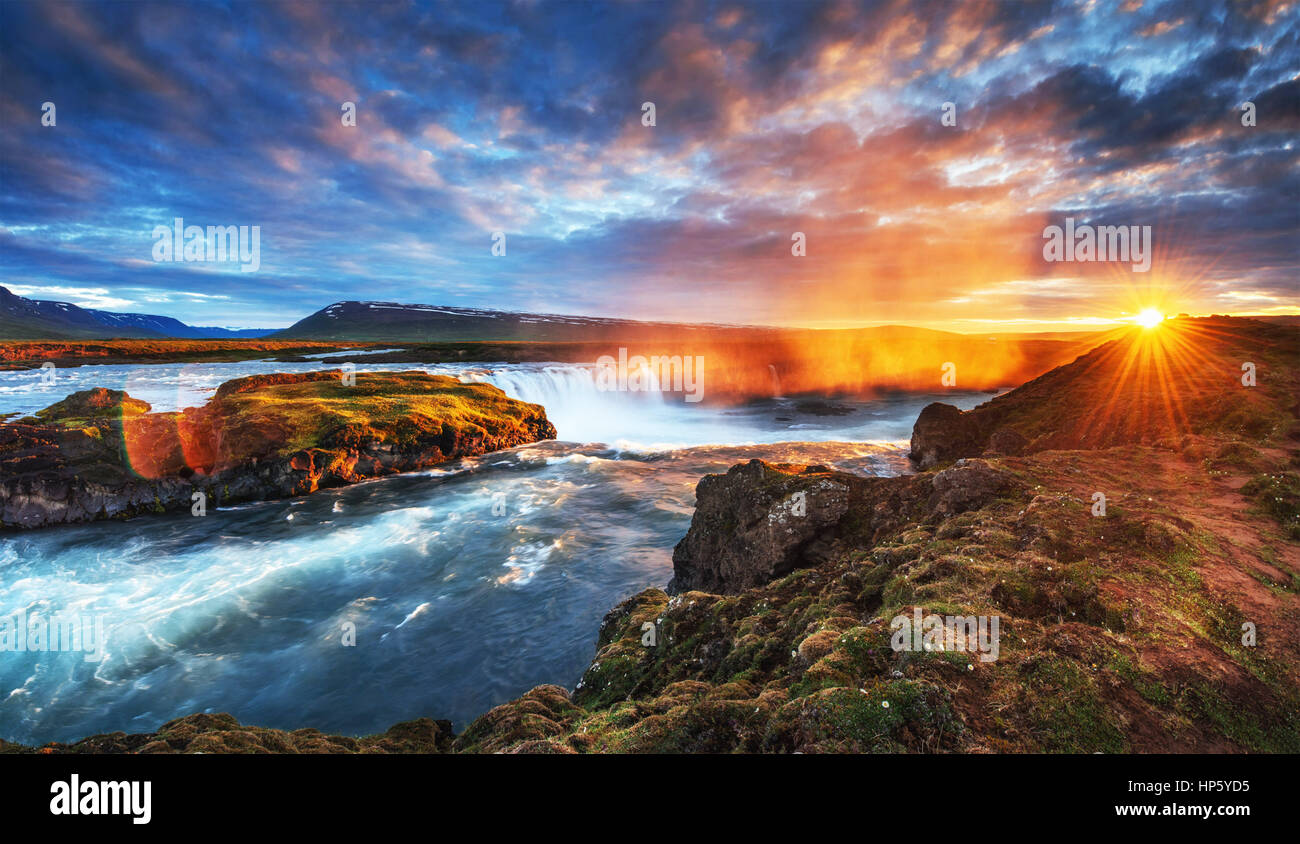 Den malerischen Sonnenuntergang über Landschaften und Wasserfälle ...