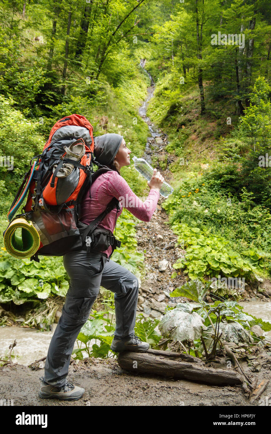 glückliche Wanderer Mädchen Trinkwasser. Frau Tourist mit Rucksack ... glückliche Wanderer Mädchen Trinkwasser. Frau Tourist mit Rucksack ...