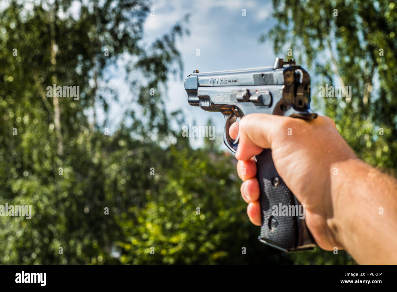 CZ 75 Pistole, Metall 9mm Pistole in der hand Stockfotografie - Alamy