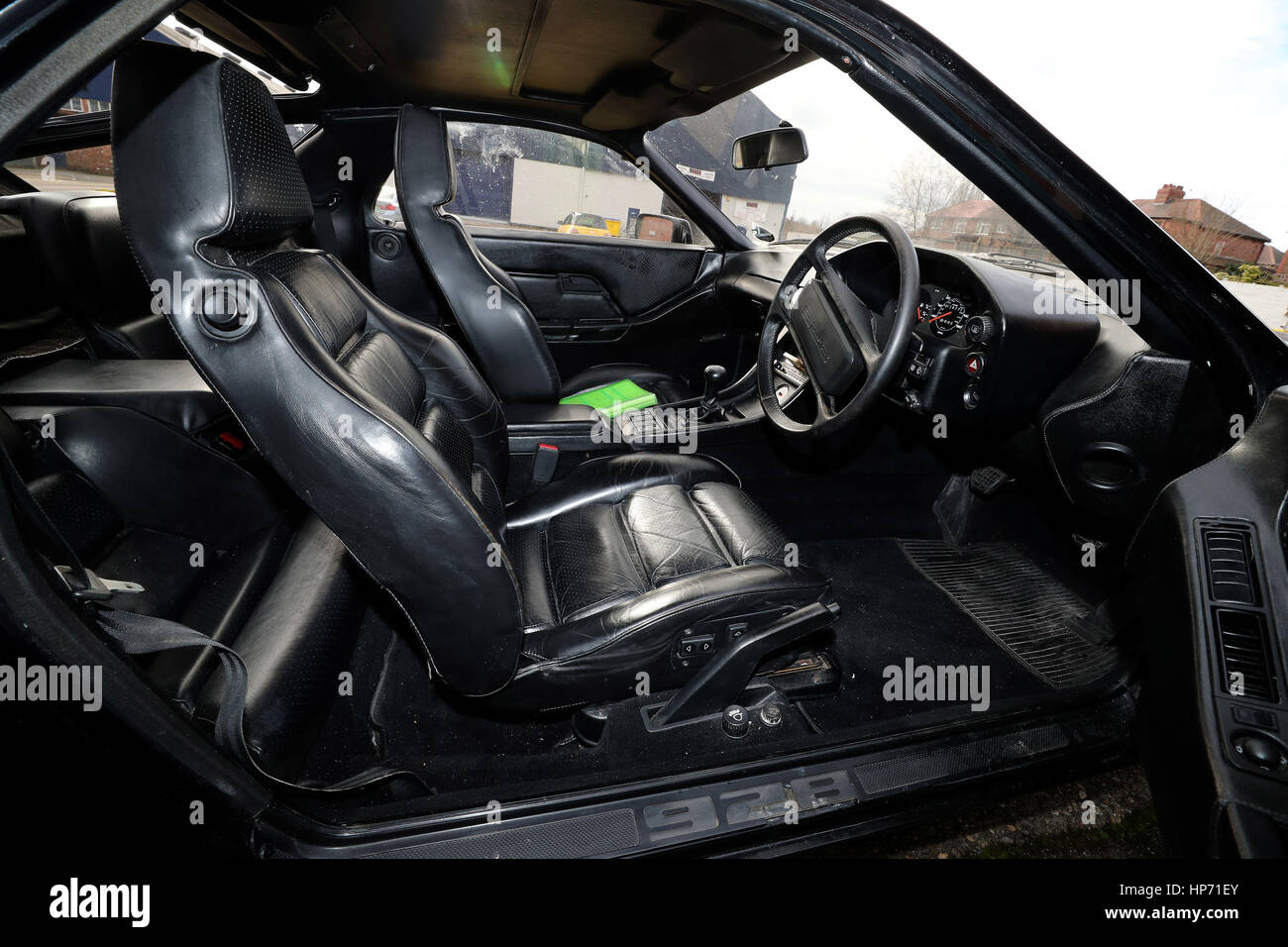 Innere des schwarzen Porsche 928 S Coupé, das einst von Beatle George ...