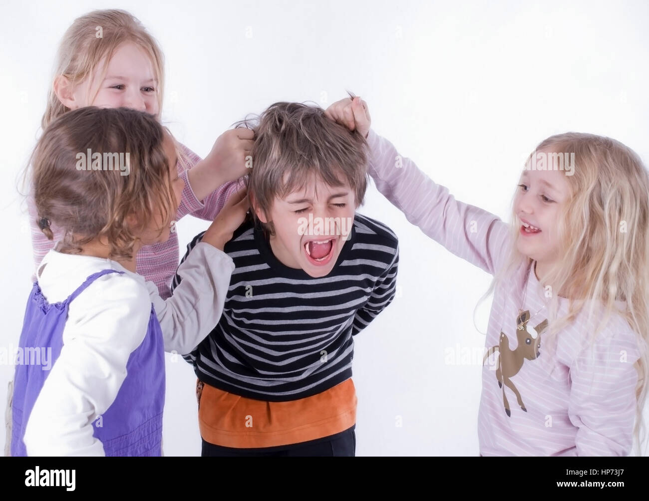 Modell veröffentlicht, Drei Maedchen Streiten Mit Jungem - Kinder im ...