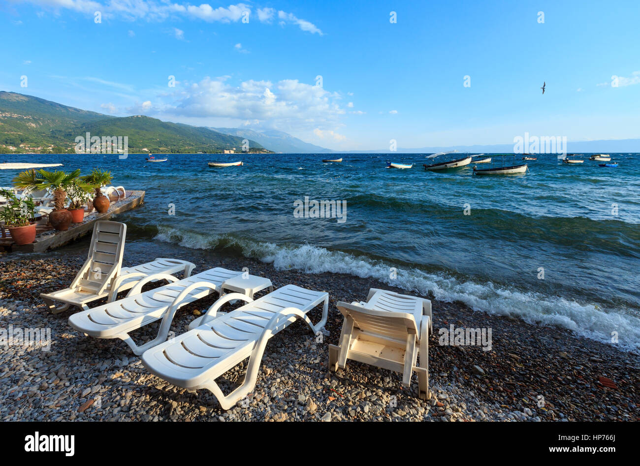 Ohrid-See Sommer Blick vom Strand mit Liegestühlen und Blumentöpfe ...
