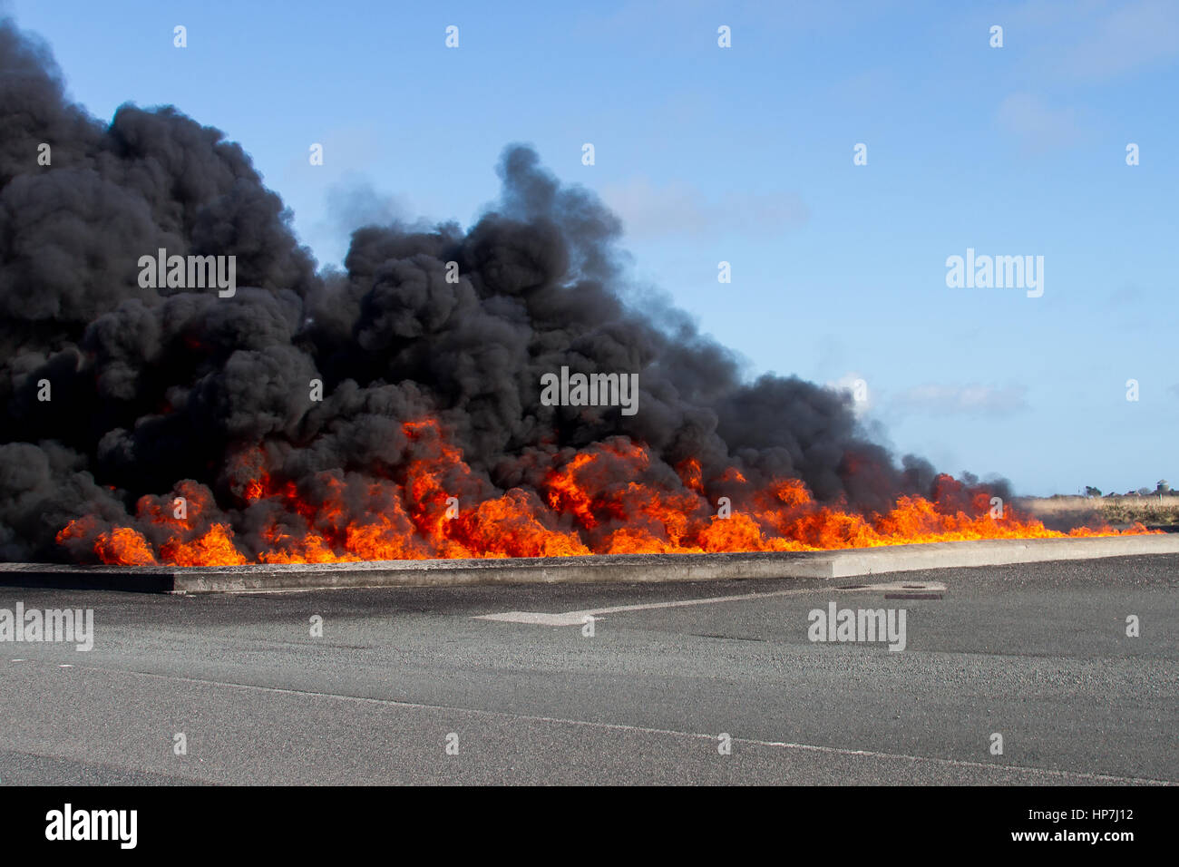 Aircraft rescue and firefighting specialist -Fotos und -Bildmaterial in ...