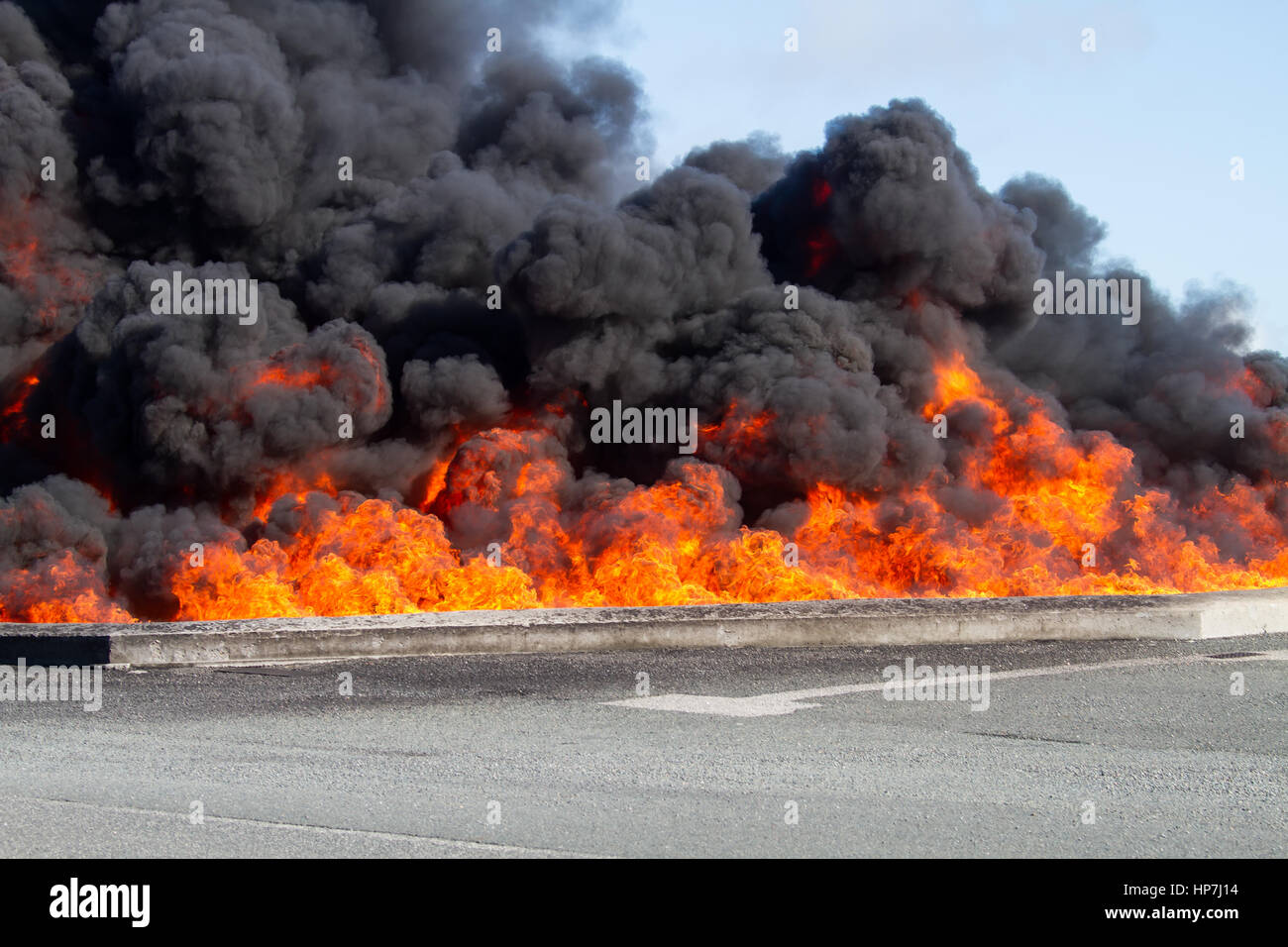 Aircraft rescue and firefighting specialist -Fotos und -Bildmaterial in ...