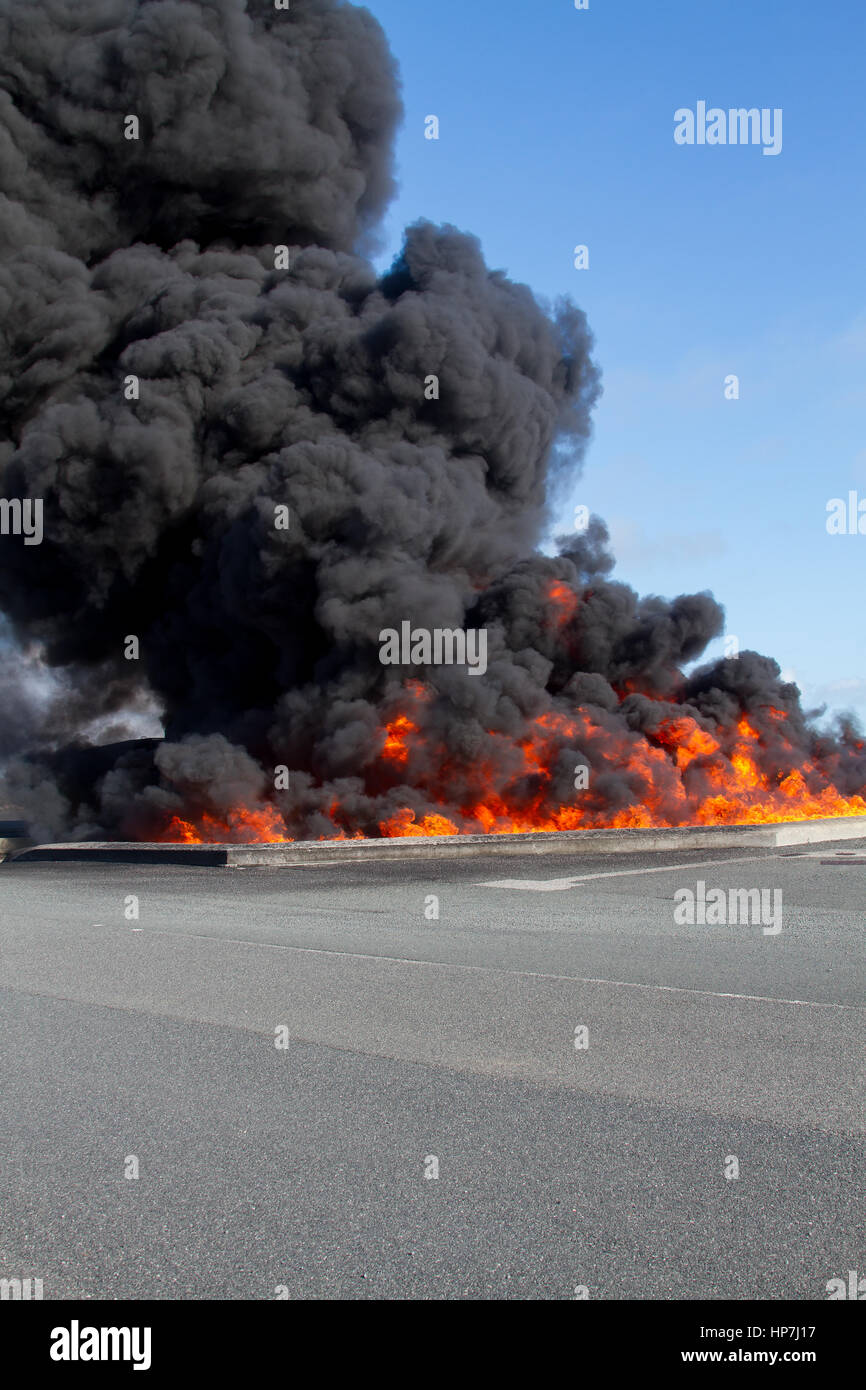 Aircraft rescue and firefighting specialist -Fotos und -Bildmaterial in ...