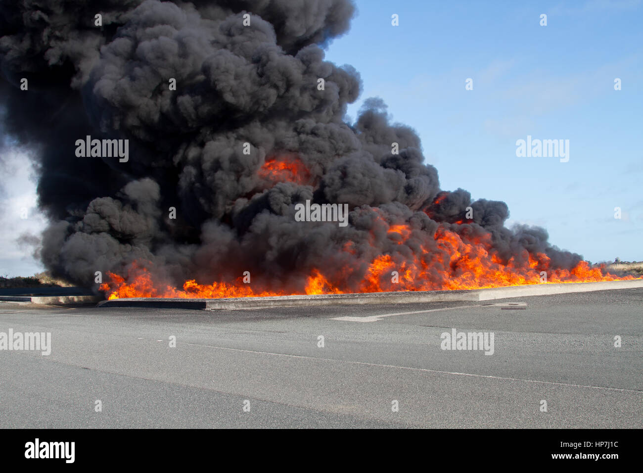 Aircraft rescue and firefighting specialist -Fotos und -Bildmaterial in ...