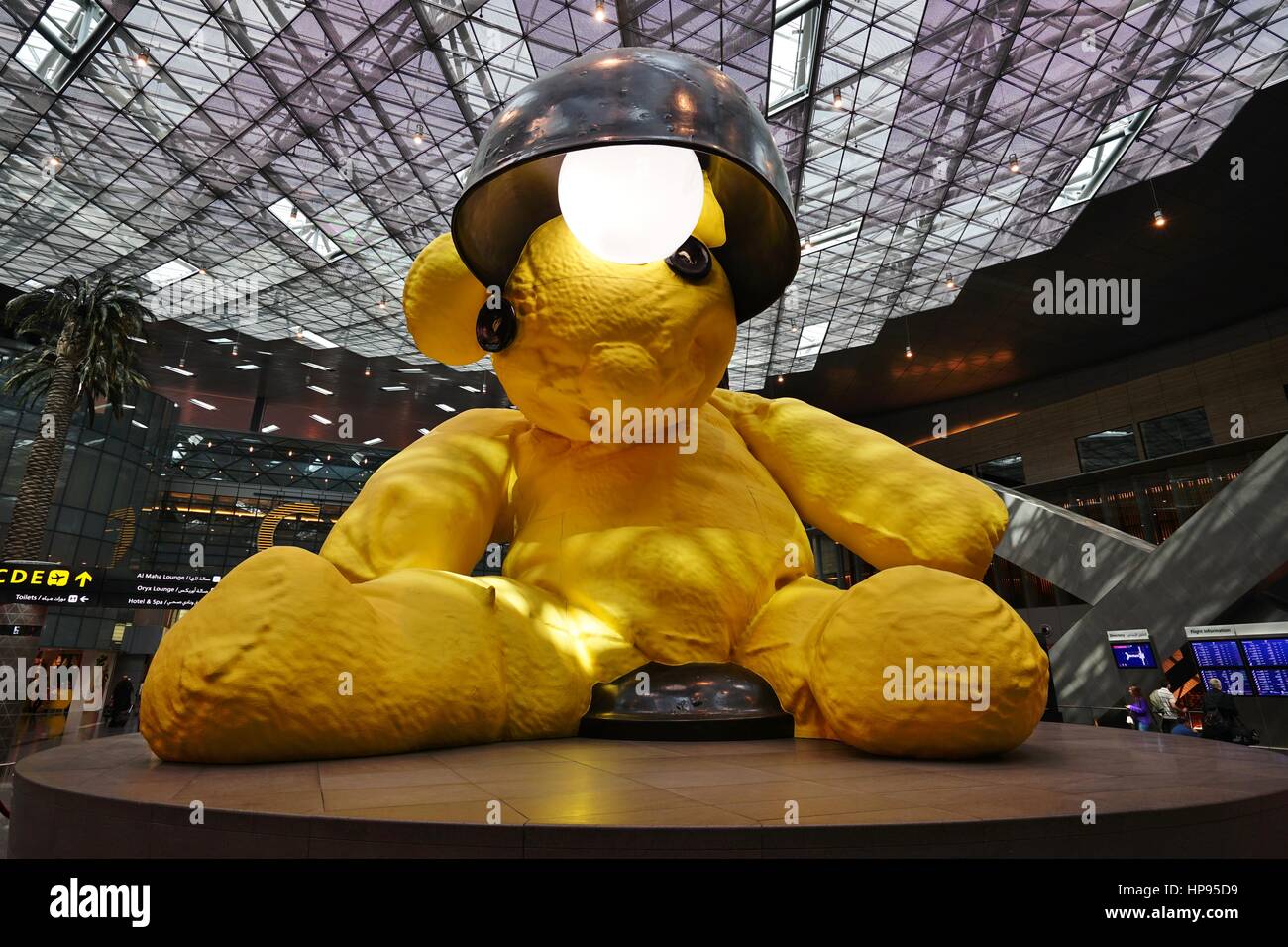 Eine Kanarische gelbe Lampe-Teddybär-Skulptur in der Mitte des ...