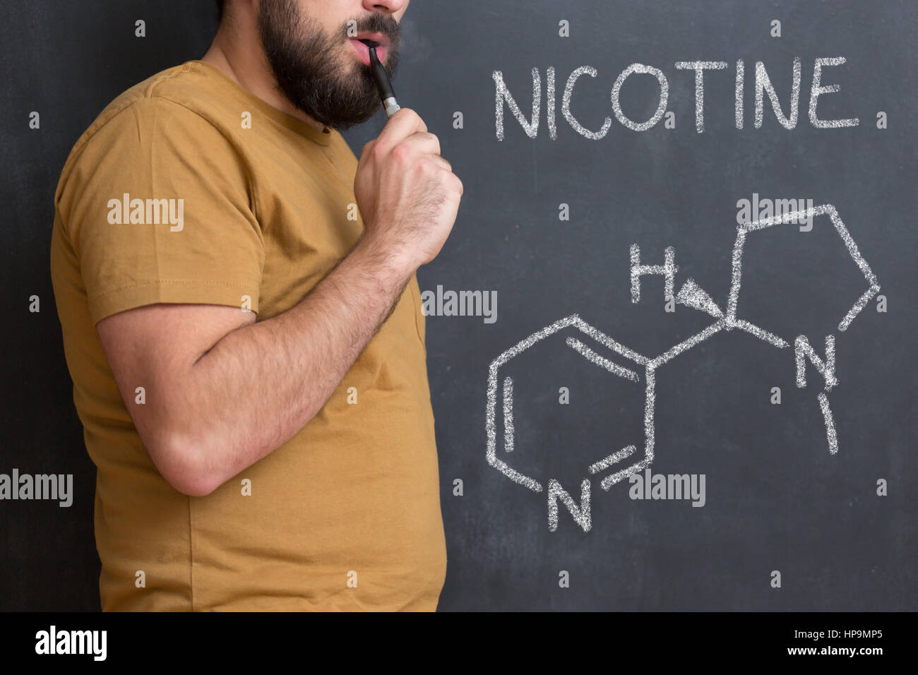 Nikotin-Molekül chemische Struktur auf Tafel. Chemische Struktur von ...