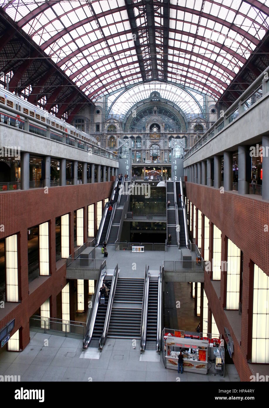 Antwerp central station platform -Fotos und -Bildmaterial in hoher ...